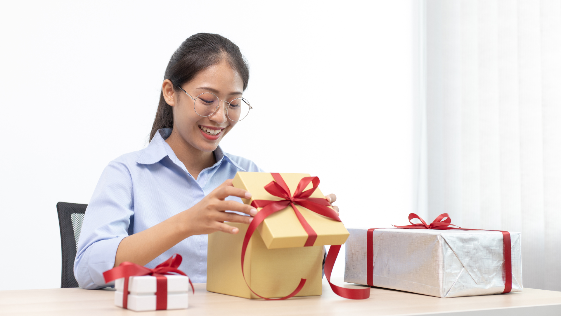A Guide to Picking the Best Secret Santa Generator for Your Organization